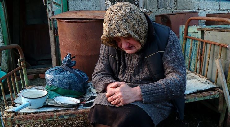 “საწოლიც არ მაქვს, 24 საათი ვზივარ, სიცივეში, ყინვასა და წვიმაში; პური ...